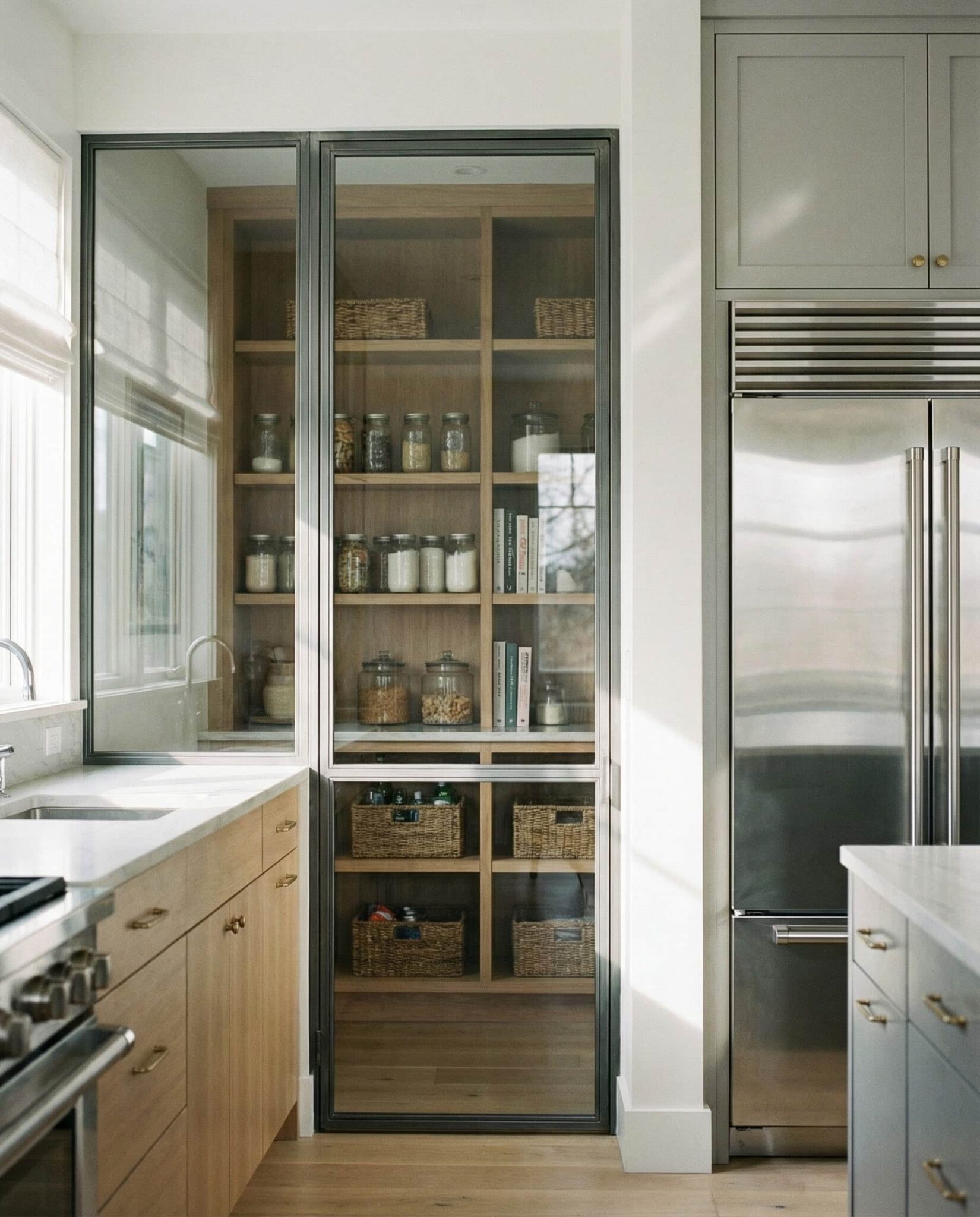 38 Hidden Walk In Pantry Ideas for Modern Kitchens Layouts Storage ...